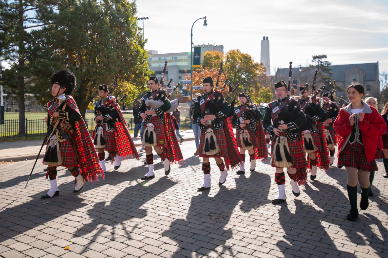 Alumni Parade to Richardson Stadium | Queen's Alumni