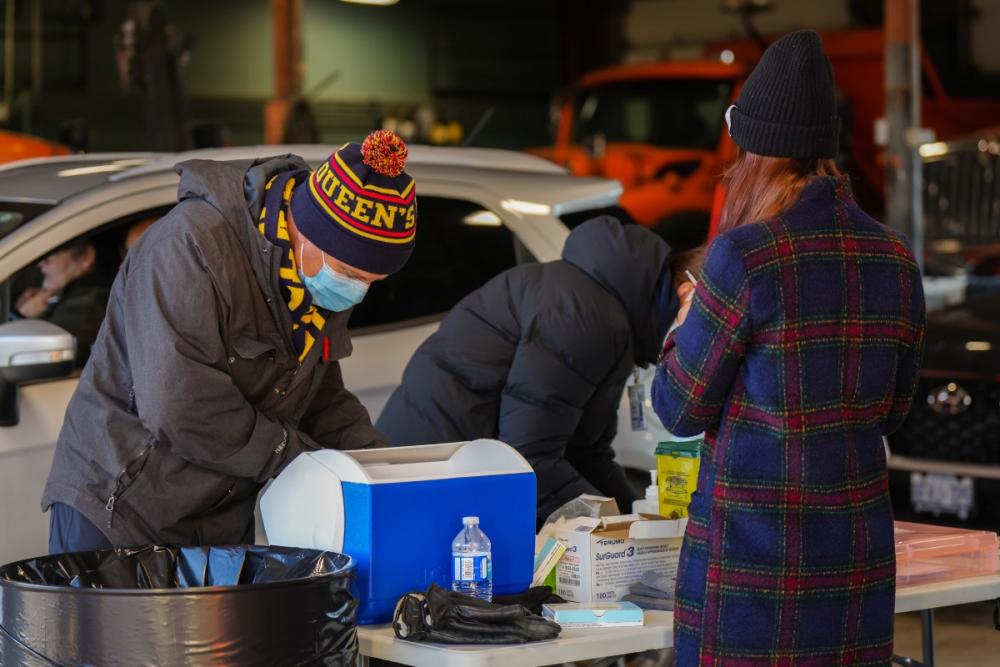 Nursing students run flu shot clinic | Queen's University Gazette
