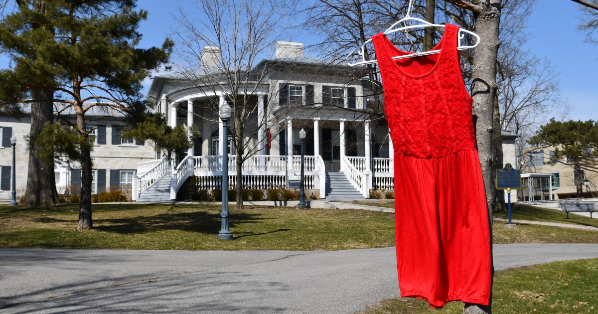 Expanded red dress display returns to campus | Queen's Gazette | Queen ...